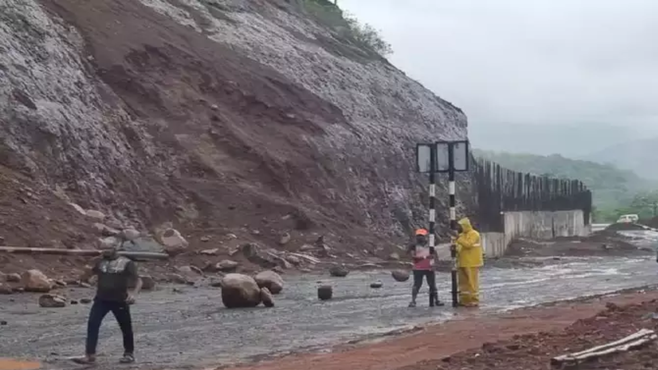 shocking incident happened on the way to Konkan, rocks fell in ...