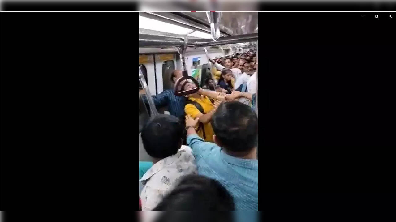 VIDEO: Massive Fight Erupts Between Commuters In Delhi Metro, Video Goes Viral | Delhi News ...
