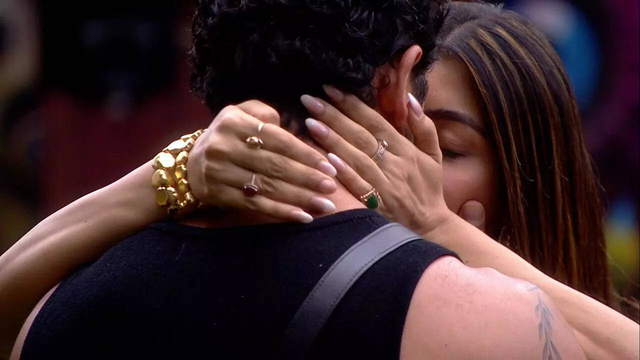 Bigg Boss OTT 2: Akanksha Puri Passionately Kisses Jad Hadid In House. Video Goes Viral ...