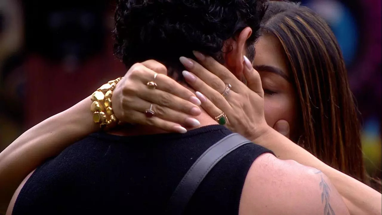 Bigg Boss OTT 2: Akanksha Puri Passionately Kisses Jad Hadid In House. Video Goes Viral ...
