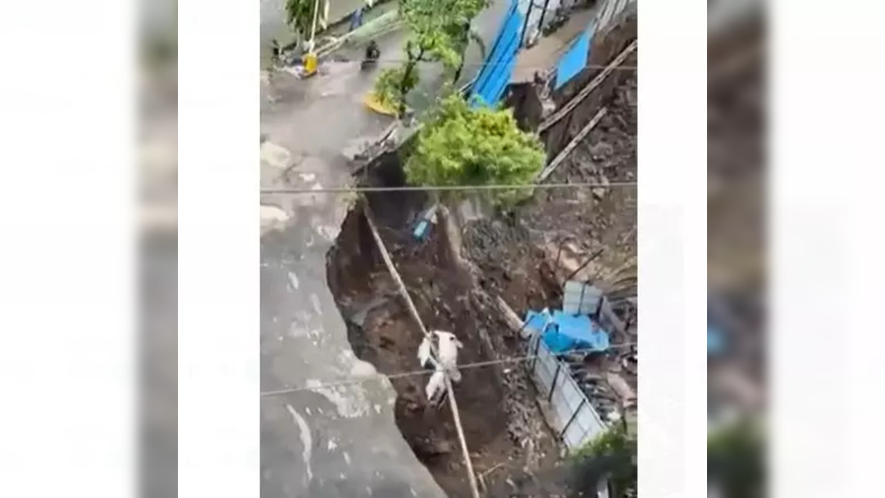 Mumbai Rains: Car Falls Into Crater After Massive Road Caves In at ...