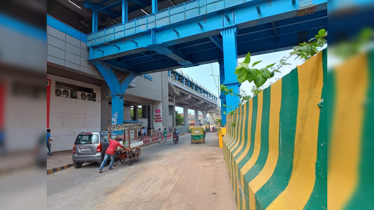 DMRC Removes Foot Over Bridge Pillar Near Noida Sector 52 Metro Station ...