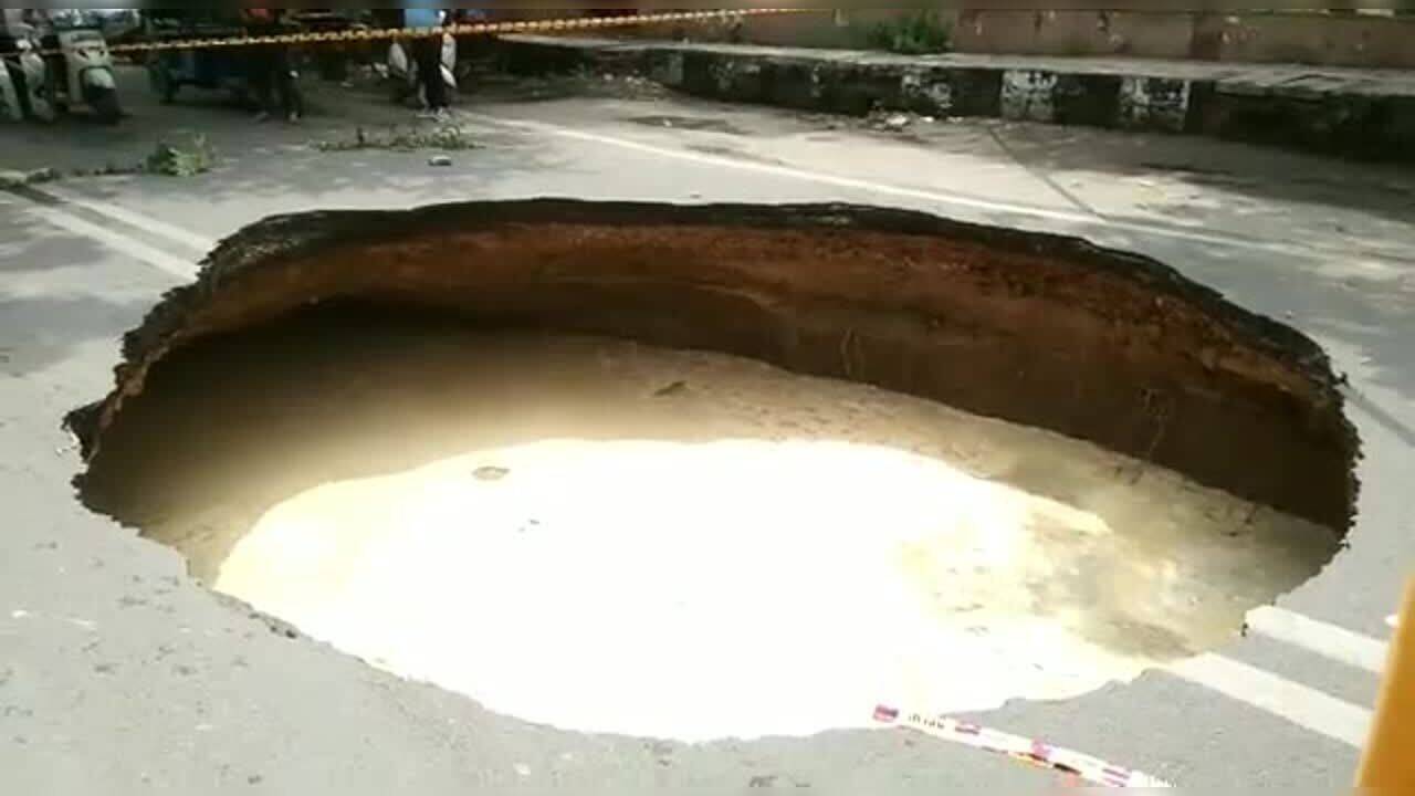 Janakpuri Sinkhole: Watch Previously Unseen Footage of Delhi Road ...