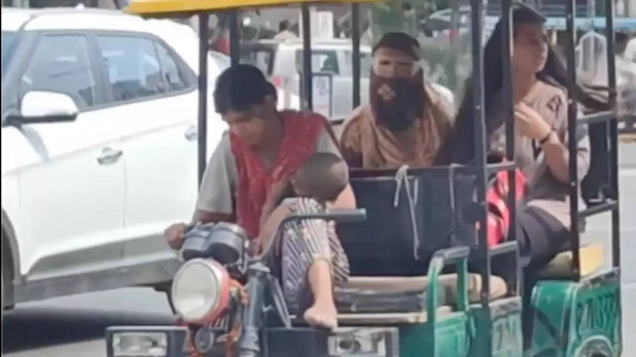 Viral Video: E-Rickshaw Driver Doubles as Mother at Work | Viral News ...