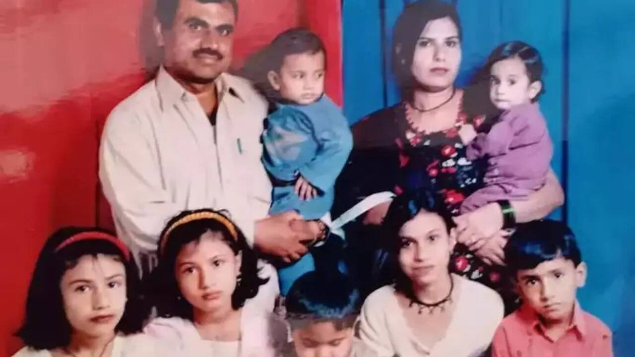 All 9 of Pakistani Family Born Same Day Share World Record for Most ...