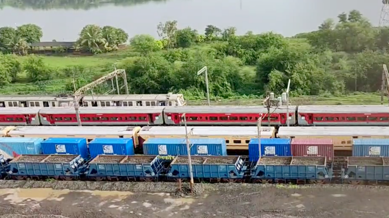 Viral Video: 5 Different Trains Cross Simultaneously in Mumbai Division's Thane | Viral Videos ...