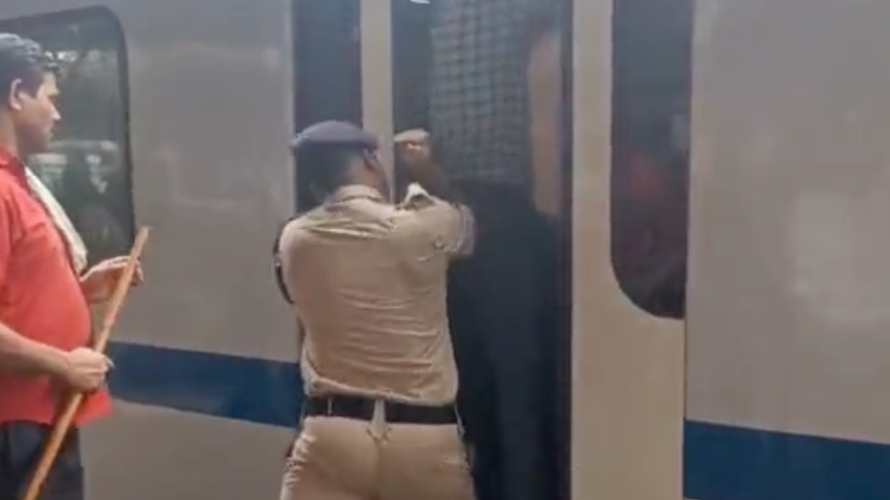 Mumbai: Policeman Pushes Commuters into AC Local Train After Doors Fail to Close | Viral Videos ...