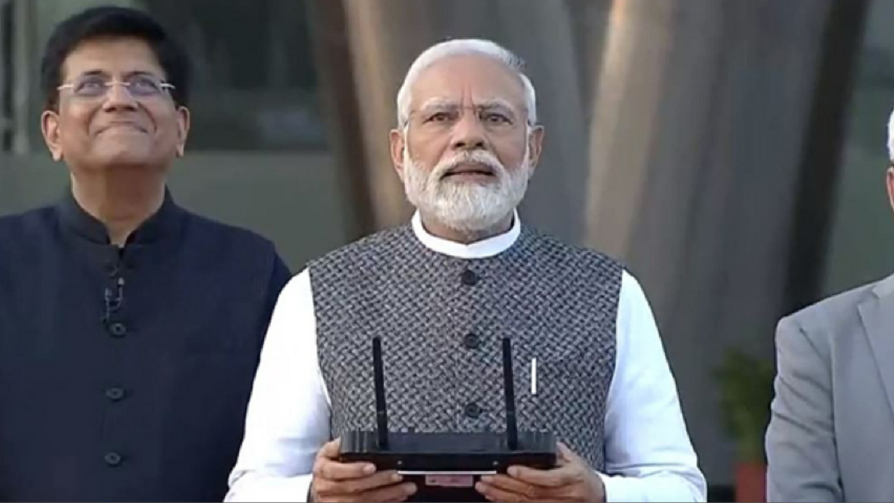 Watch: PM Modi Flies Drone To Unveil ITPO Complex 'Bharat Mandapam' In ...