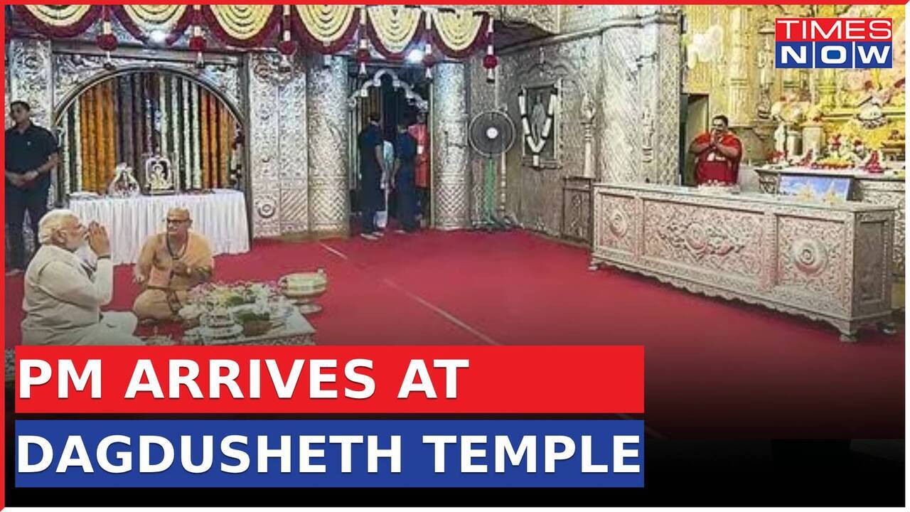 Prime Minister Narendra Modi offers prayers at Shreemant Dagdusheth Halwai Mandir in Pune ...
