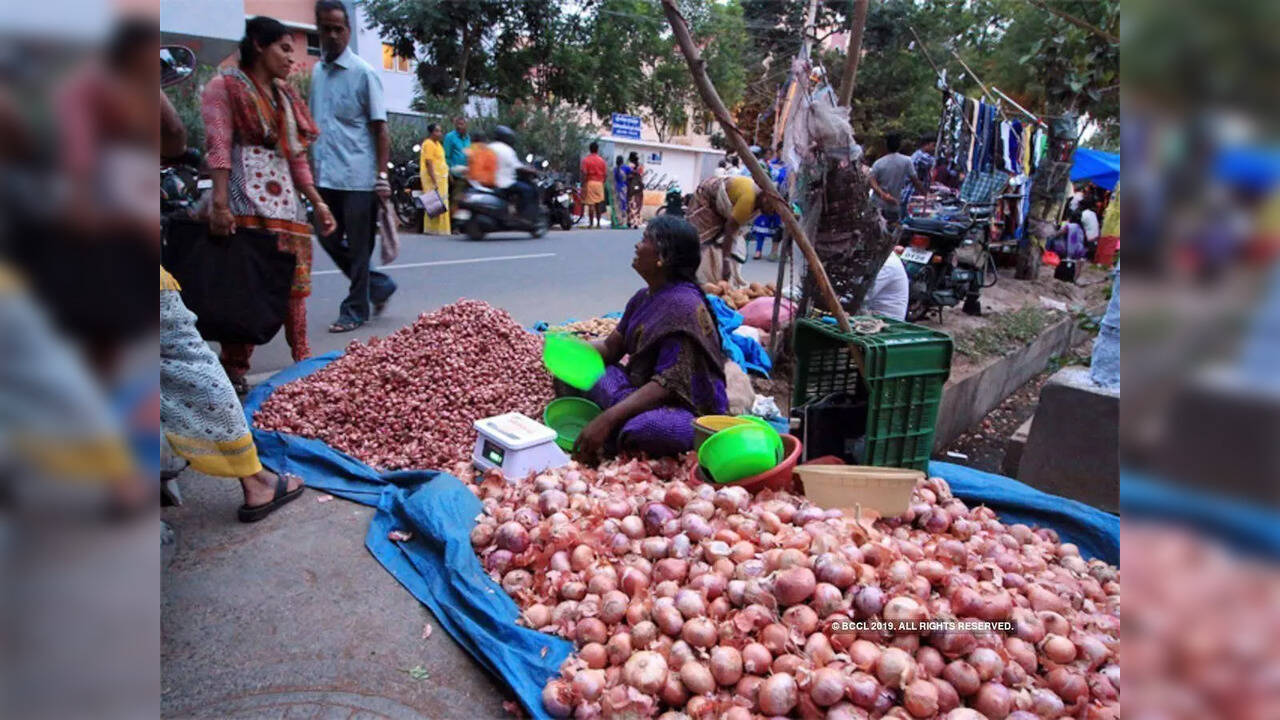 Onion Price Hike: टोमॅटोनंतर आता कांदा सर्वसामान्यांना रडवणार; झपाट्याने वाढणार कांद्याचे दर ...