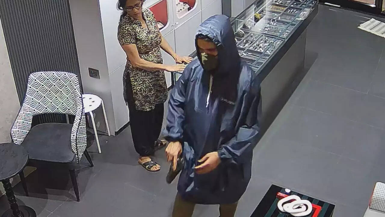 Caught On Cam: Man Enters Jewellery Shop With Intent To Rob In Mumbai's ...