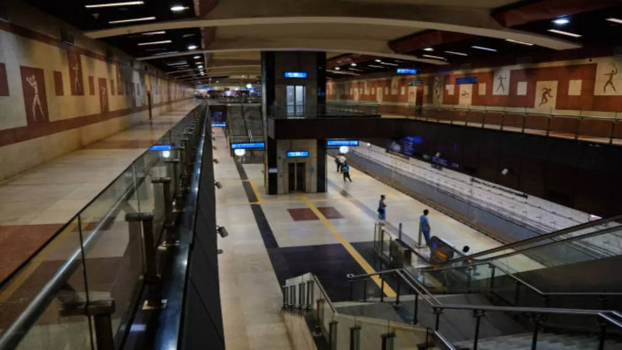 Delhi Metro Revamps Key Stations, Pillars Adorned with Artistic Flair ...