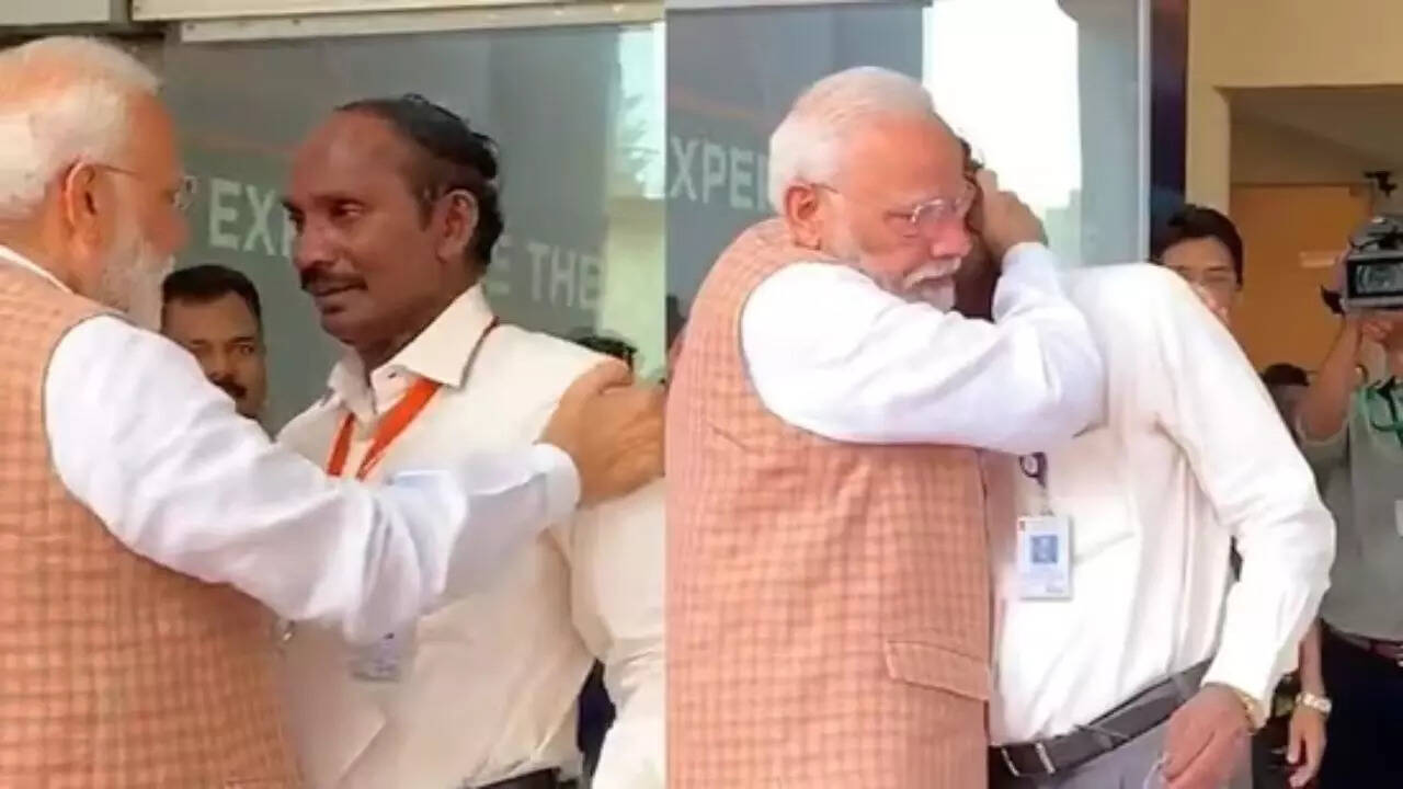 Throwback: PM Modi Gives Tight Hug to Emotional ISRO Chief After ...