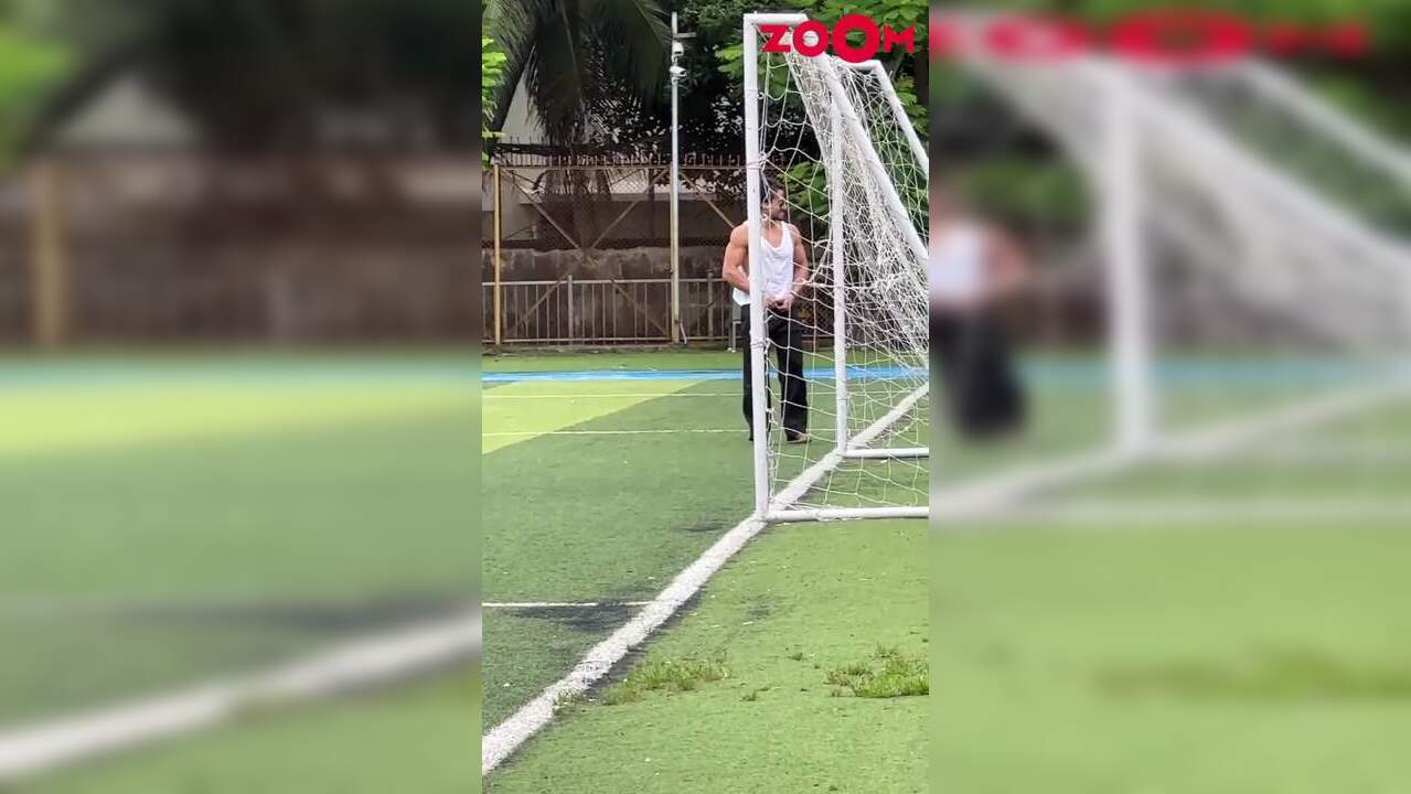 Tiger Shroff FLAUNTS his six-pack abs in front of paps