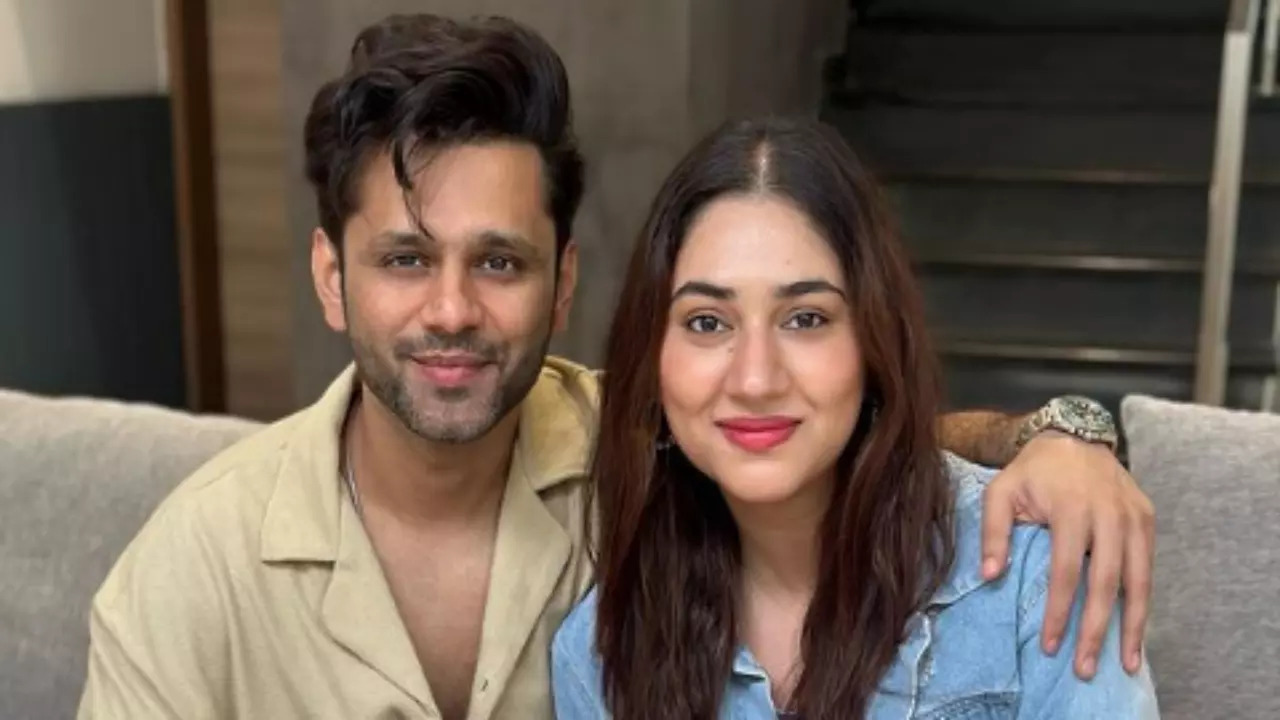 Dad-To-Be Rahul Vaidya Kisses Wife Disha Parmar’s Baby Bump In Adorable Video. Netizens React ...