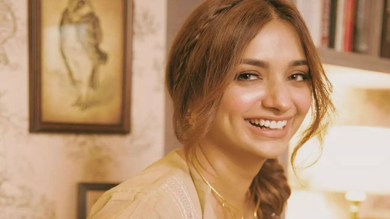 Bigg Boss OTT 2 Fame Jiya Shankar Gets Mobbed By Fans Outside Lalbaugcha Raja Pandal. WATCH | TV ...