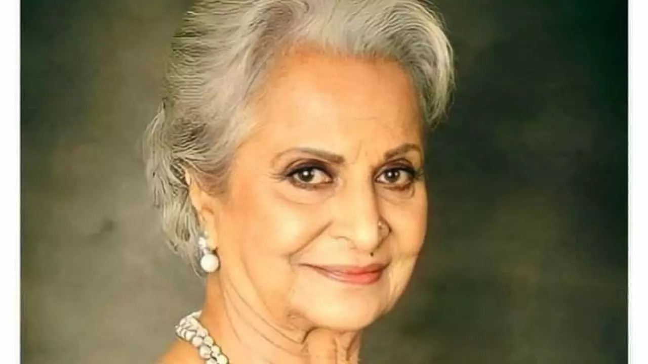 Waheeda Rehman Being Bestowed Dadasaheb Phalke Lifetime Achievement ...