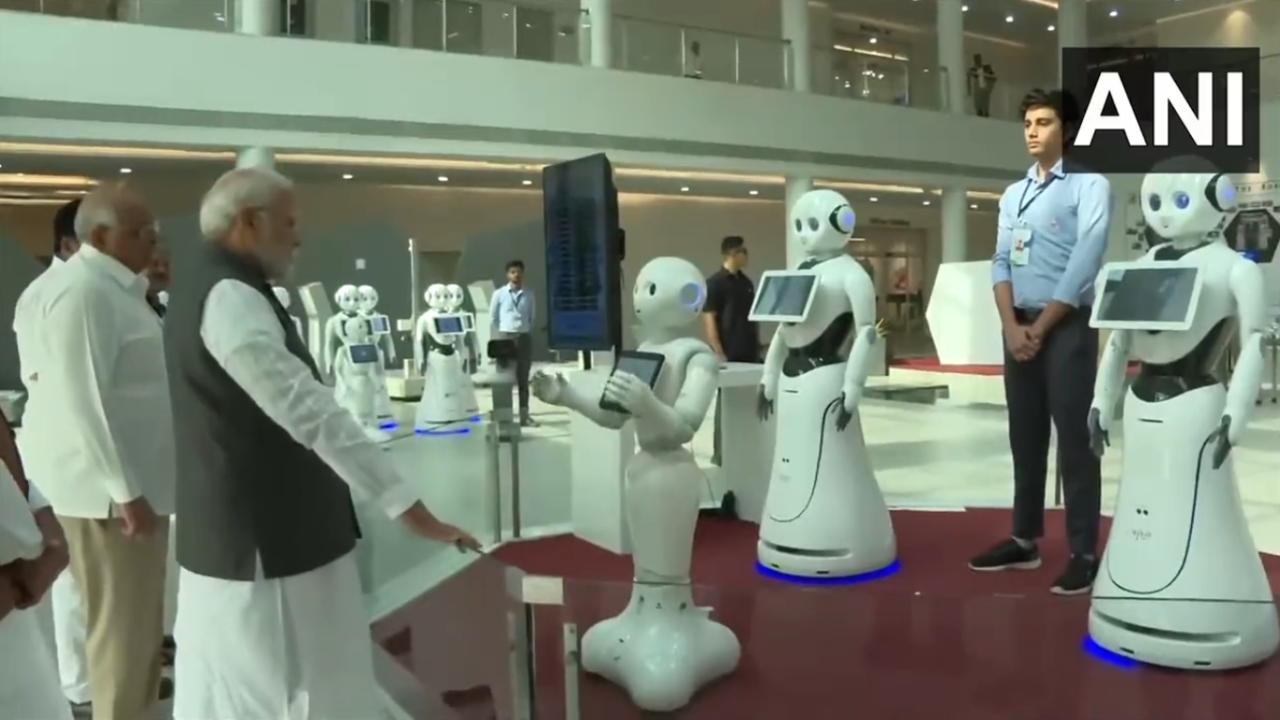 WATCH: How Robots Welcomed PM Modi To Science City In Gujarat's ...