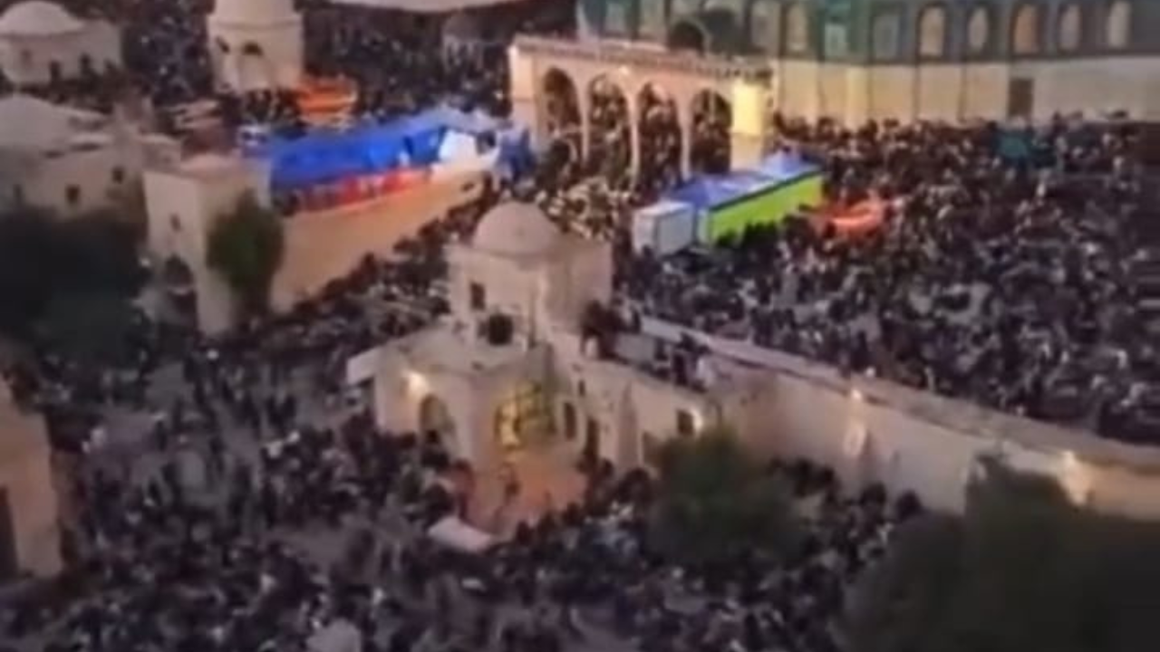 Videos Of Palestinians Gathered In Al Aqsa Mosque Amid Israel-Hamas ...