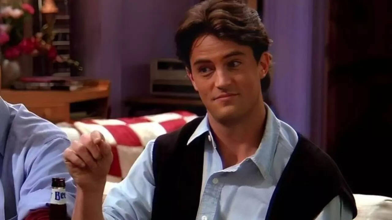 Rest In Peace Matthew Perry: Netizens 'Heartbroken' At Death Of Friends' Chandler Bing | English ...