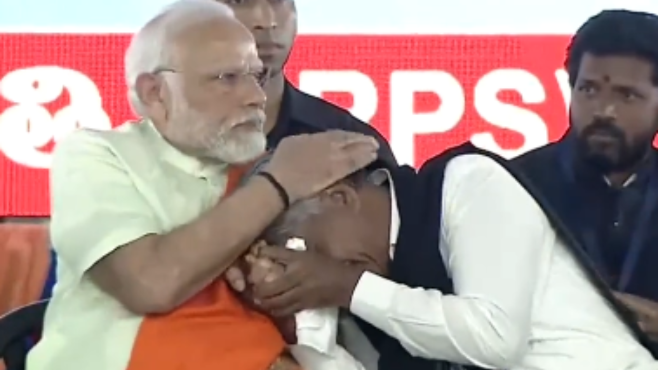 Emotional Moment at Hyderabad Rally: PM Modi Consoles MRPS Leader Manda ...