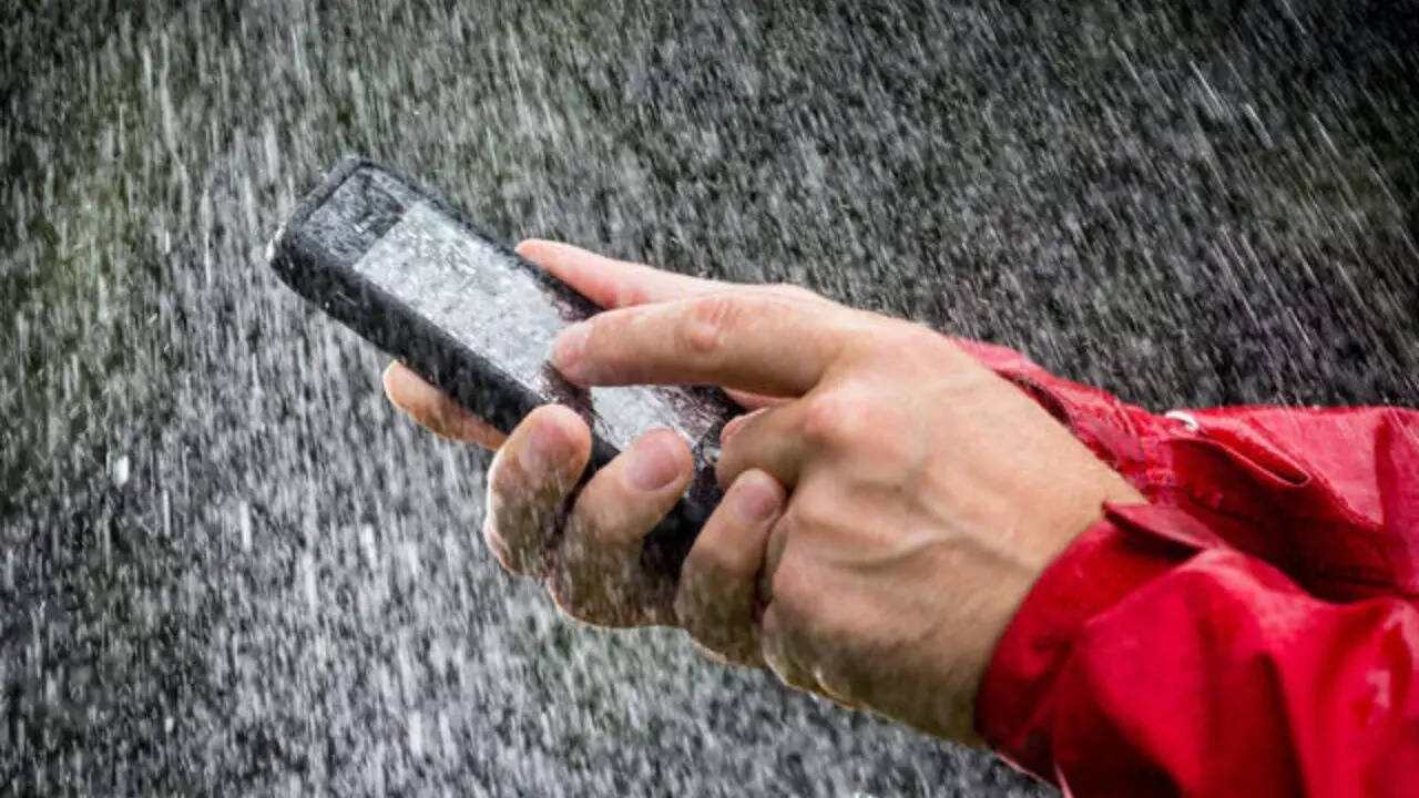 things to do if phone gets wet in rain | மழையில் போன் நனைந்தால் செய்ய ...
