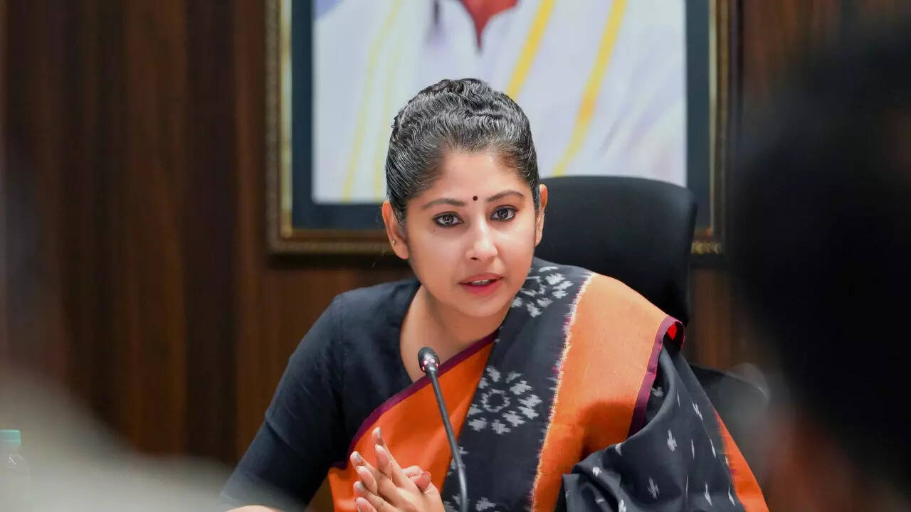 కేంద్ర సర్వీసుల్లోకి స్మితా సబర్వాల్?.. చర్చనీయాంశంగా మారిన పోస్టు ...