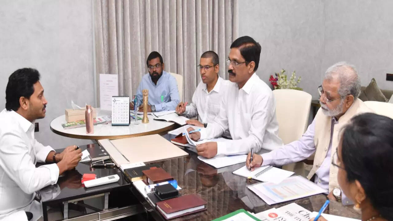 సీఎం జగన్ సంచలన నిర్ణయం: ఆరోగ్యశ్రీ కింద రూ.25 లక్షల వరకూ ఉచిత వైద్యంCM Jagan's sensational ...