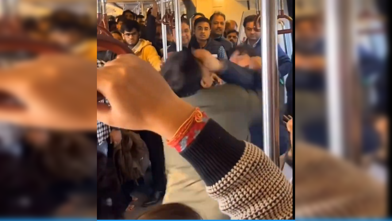 DELHI METRO: MEN THROW PUNCHES AT EACH OTHER IN VIRAL VIDEO | వైరల్ ...