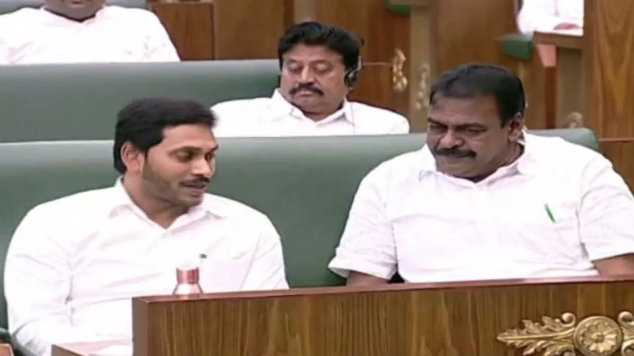 గెలిపించిన పార్టీని కాదని పరాయి పార్టీ పంచకి చేరిన ఎమ్మెల్యే:టికెట్ ...