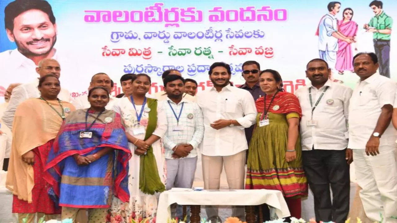 ఏపీలో వలంటీర్లకు సీఎం జగన్ బర్త్ డే గిఫ్ట్: జనవరి నుంచి అమల్లోకి..CM ...