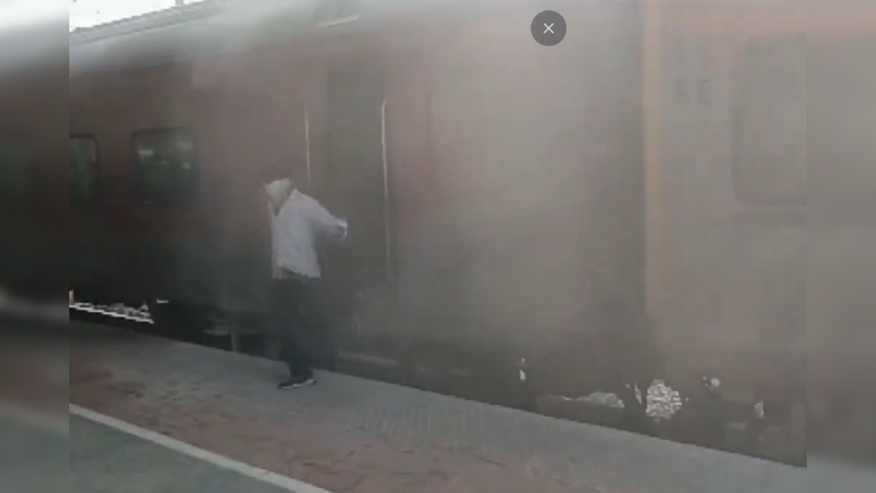 Passengers Notice Smoke coming from Sampark Kranti Express Coach Under ...