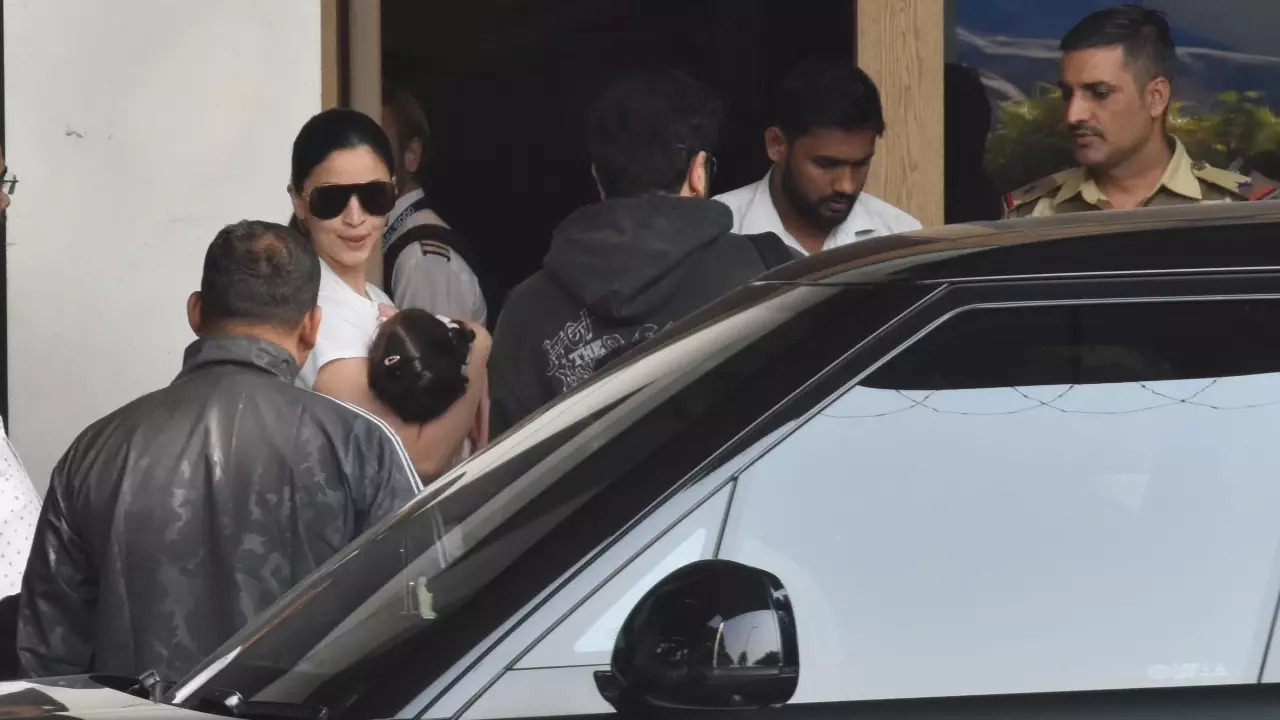 Raha Kapoor: Baby Raha SPOTTED Again! Ranbir Kapoor, Alia Bhatt Jet Off ...