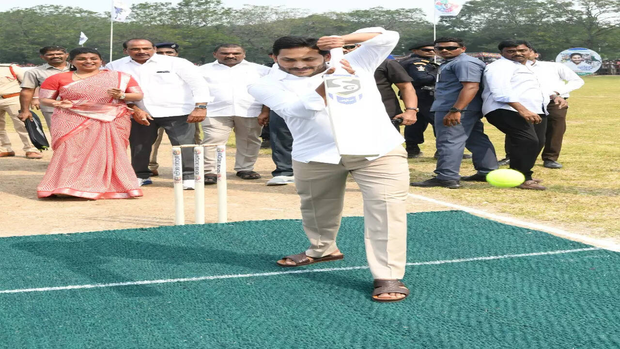 మంత్రి ఆర్‌కే రోజాకు క్రికెట్ నేర్పిన సీఎం జగన్..బౌలర్‌గా బైరెడ్డి ...