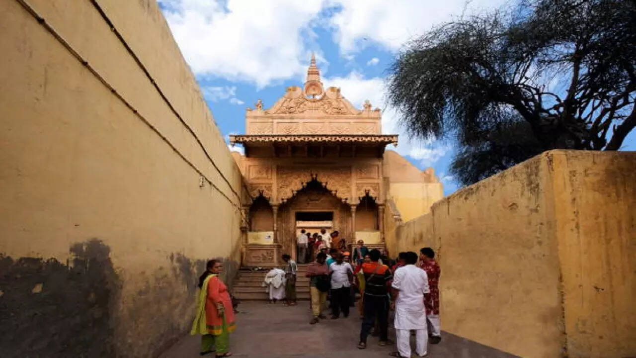 Nidhivan Temple: The Place Where Shri Krishna Is Believed To Dance ...
