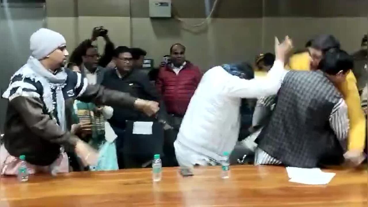 Uttar Pradesh: Video of Shamli Municipal Council Meeting Fight Goes ...