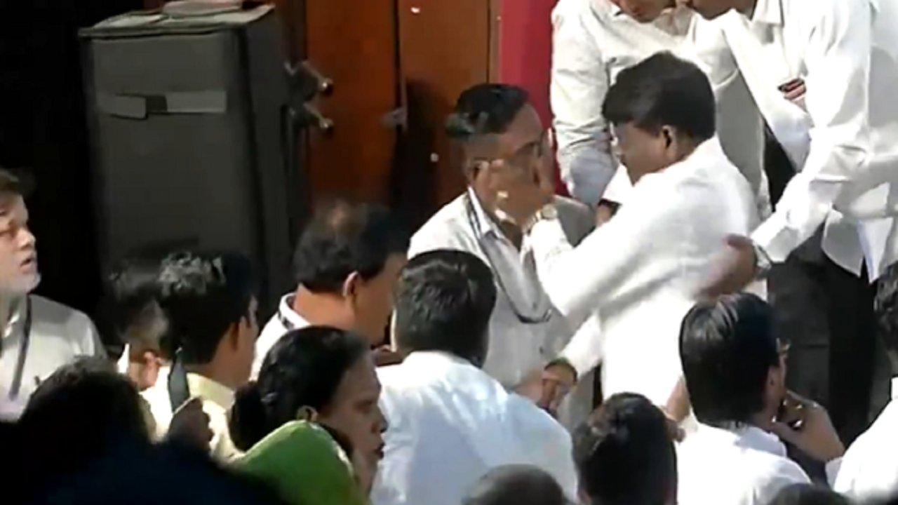 On Cam: BJP MLA Sunil Kamble Slaps On-Duty Cop During Event In Pune ...
