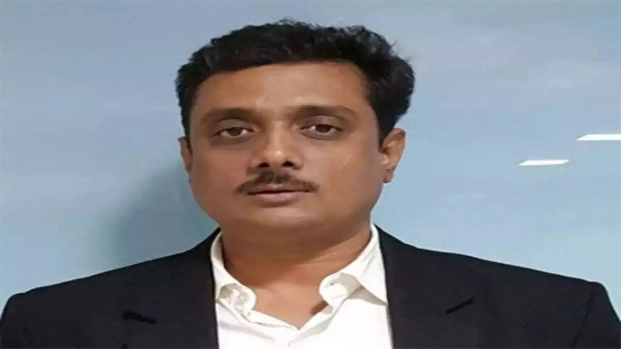 बेकायदेशीर पक्षांतर कसं करायचं याची बाराखडी म्हणजे नार्वेकरांचा निर्णय ...