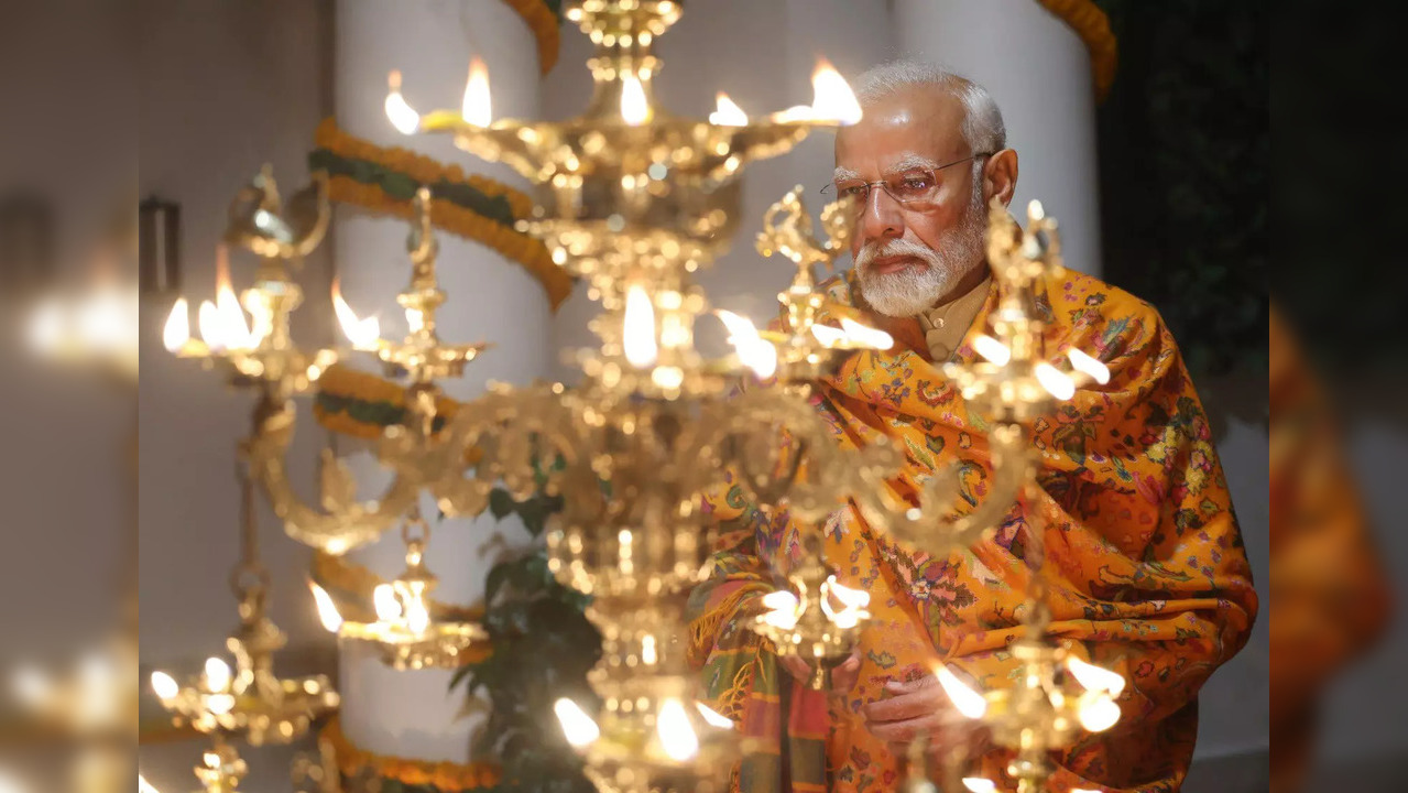 PM Modi Lights Up Ram Jyoti As Indians Celebrate 'Diwali In January ...