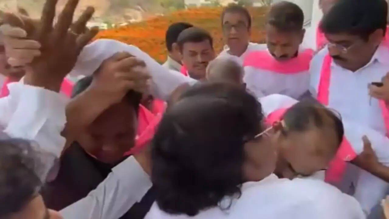 Video: Former Telangana Deputy CM Faints During Republic Day ... Video: Former Telangana Deputy CM Faints During Republic Day ...