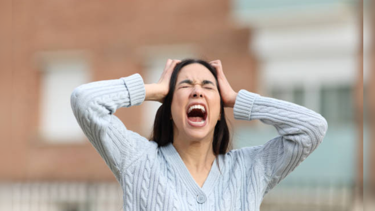 Foods that control anger: सतत चीडचीड होत असेल तर 'हे' पदार्थ खा, आणि ...