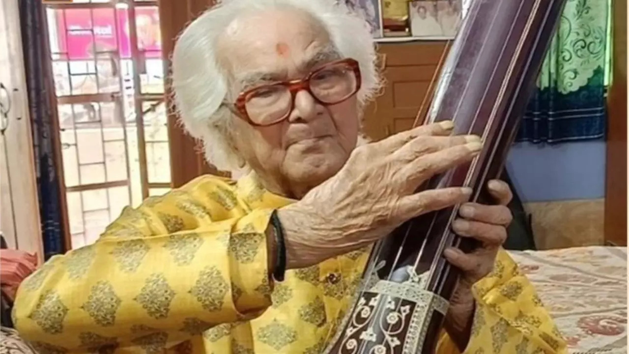 Pandit Laxman Bhatt Tailang Dies: Padma 2024 Awardee Passes Away Before Receiving Award | Hindi ...