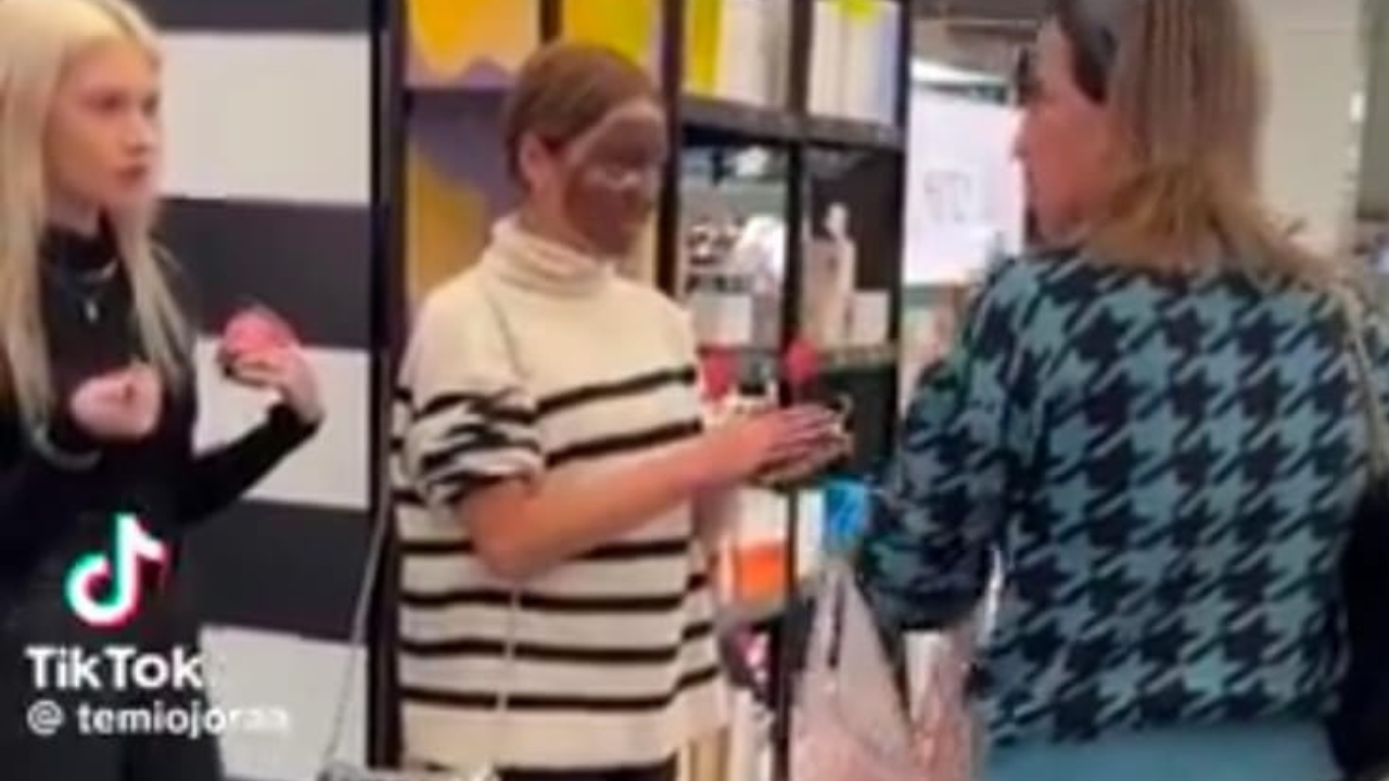 Sephora Blackface: Teen Girls 'Blackface' With Dark Makeup At Boston ...