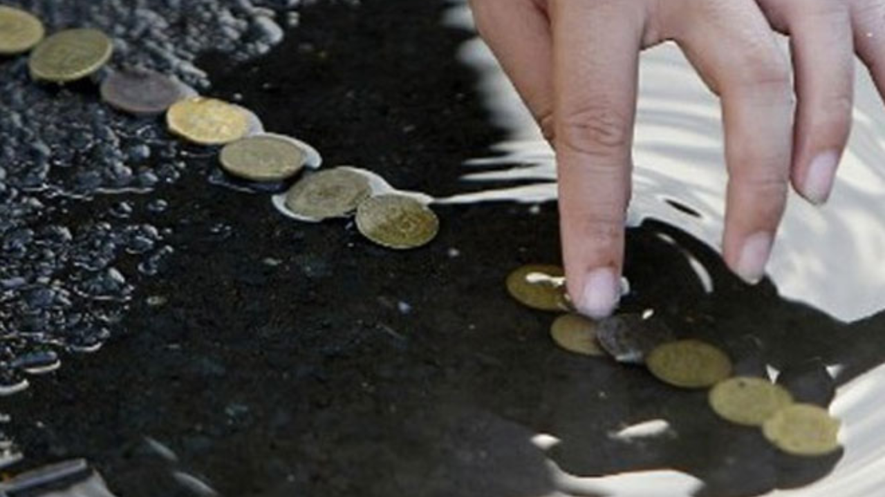why people throw coins in river know the scintific reason in marathi ...