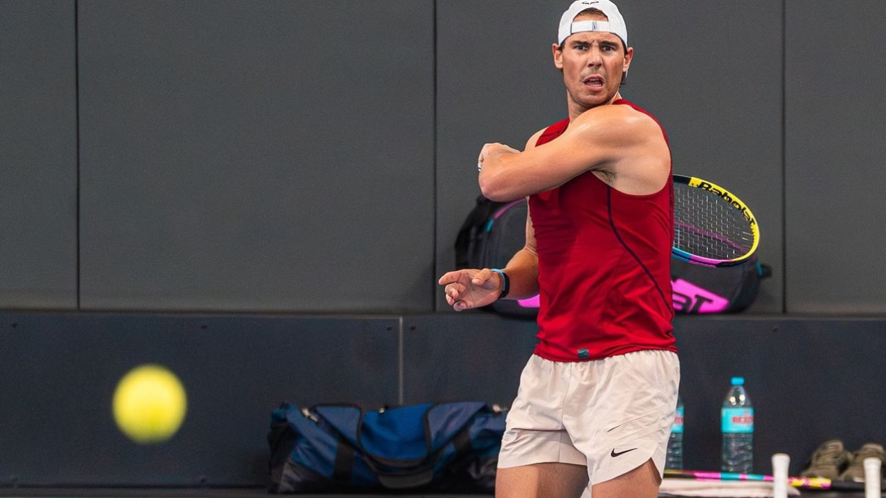 Rafael Nadal: Rafael Nadal Makes Spectacular Jumping Forehand Finish ...