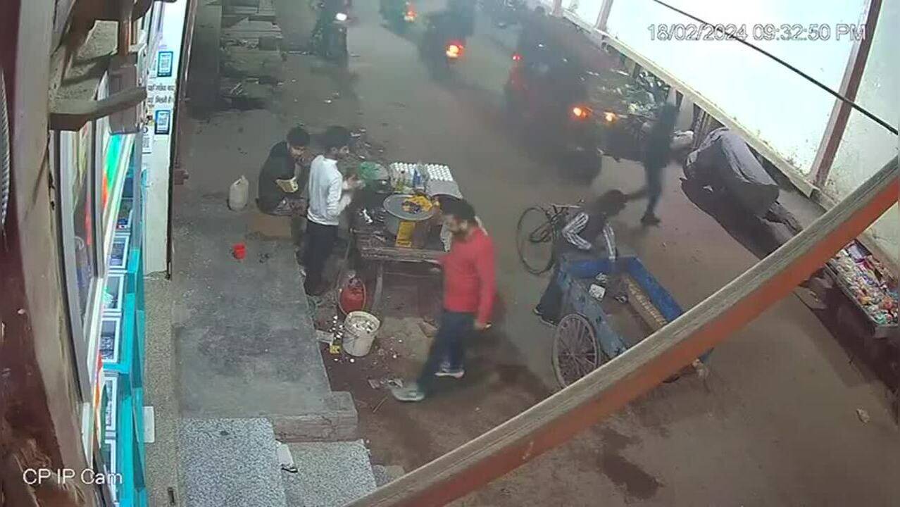 Delhi: Attempted Robbery Suspects Fire Gunshots in Viral CCTV Footage ...