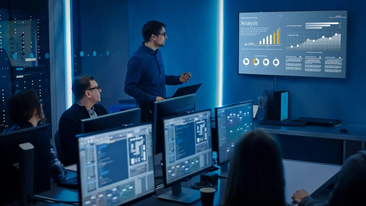 Leaders Navigating Dynamic Business Environments Amidst Tech Volatility ...