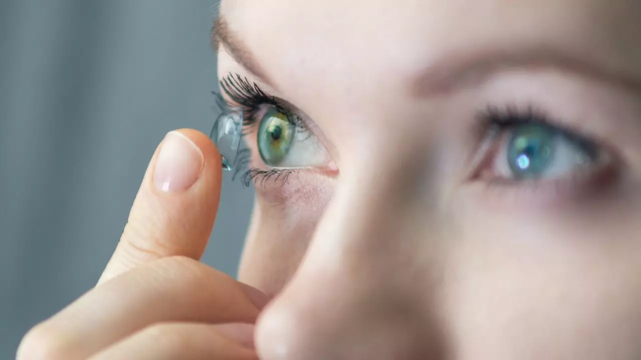 Side Effects Of Contact Lenses: What Happens When You Wear Contact ...