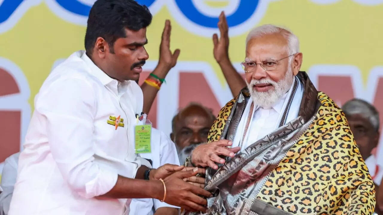 பிரதமர் மோடிக்கு போர்த்திய சால்வையில் என்ன சிறப்பு? - அண்ணாமலை கொடுத்த ...