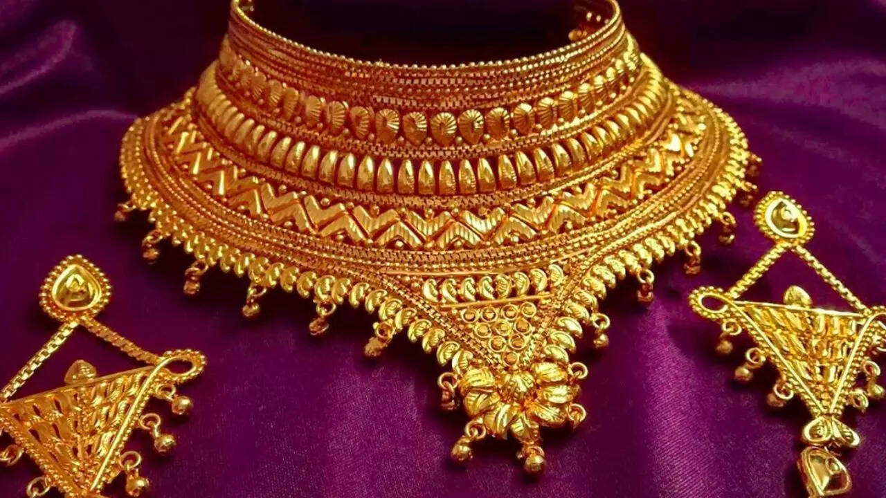 gold hits record high gold rate in chennai today 916 kdm hallmark gold ...